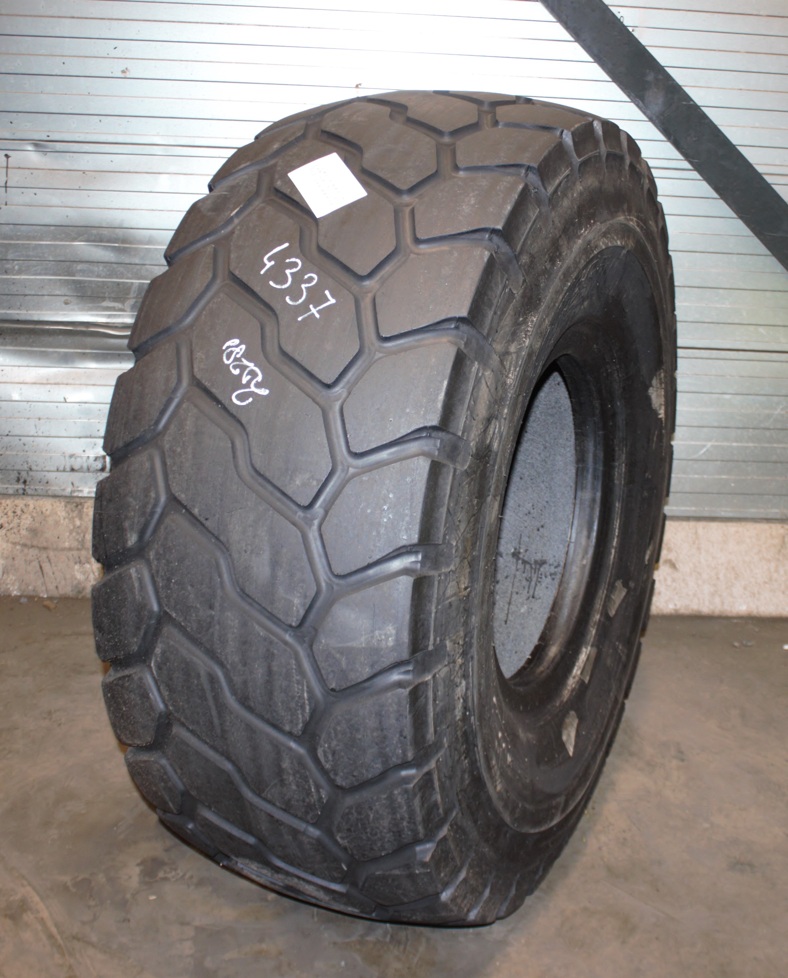 23.5R25 USED BRIDGESTONE VJT 195A2 * L-3 TL 15MM 42% REGROOVED 4337 ...