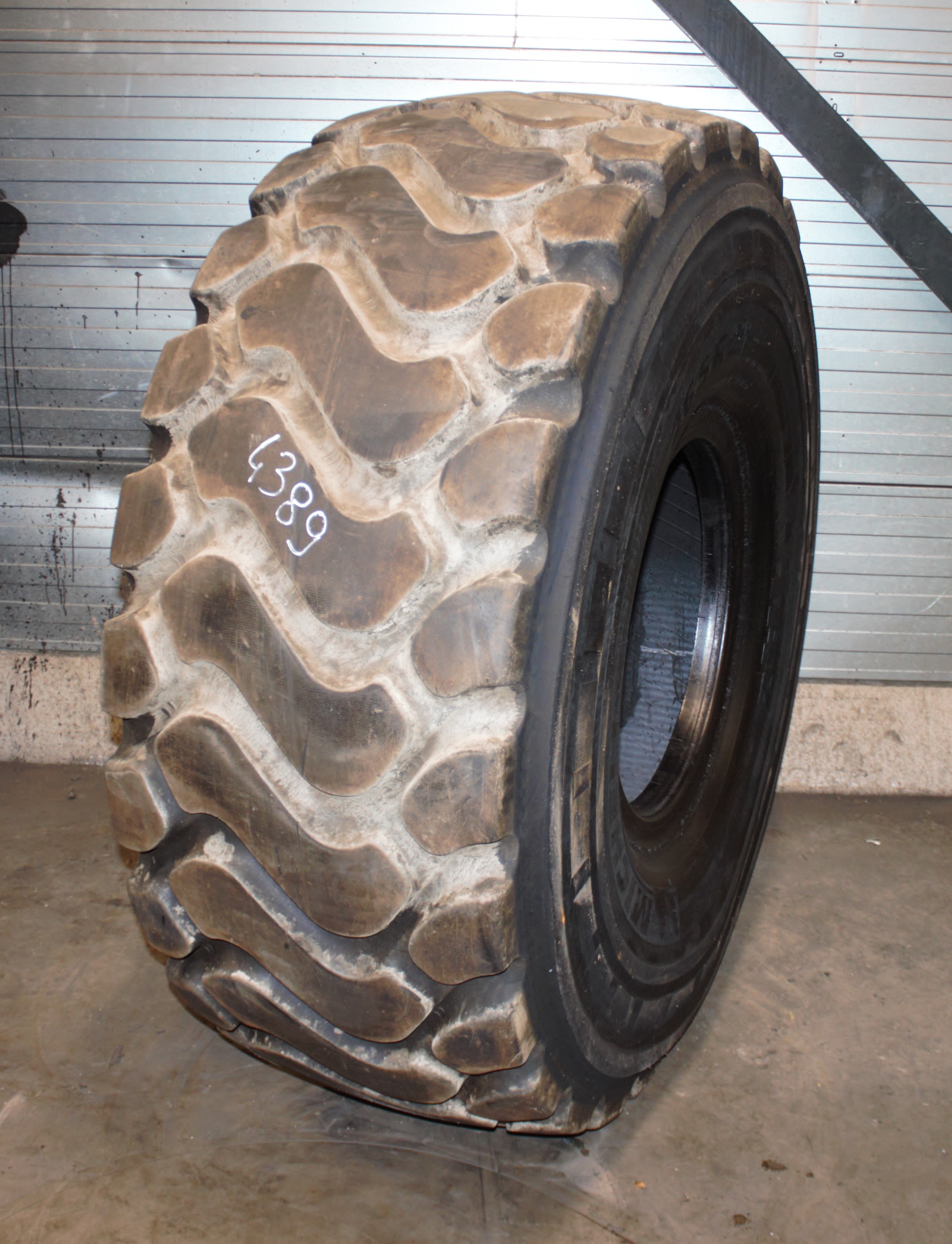 26.5R25 USED MICHELIN XHA2 209A2 ** L-3 TL 36MM 87% 3 REP + COSM REP ...