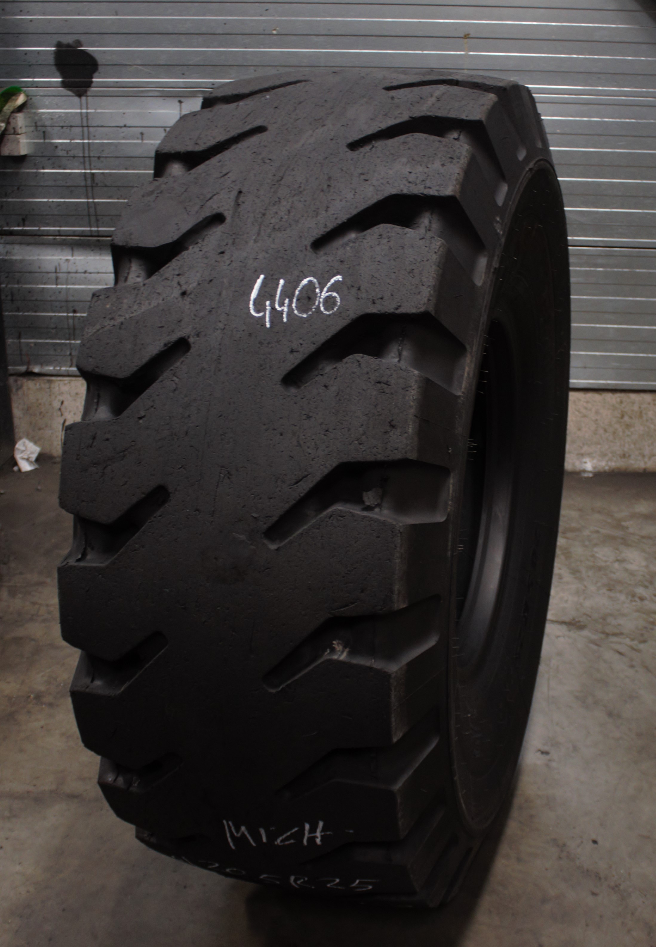 20.5R25 USED MICHELIN X MINE D2 ** L-5 TL 50MM 67% 3 REP 4406 | Heuver