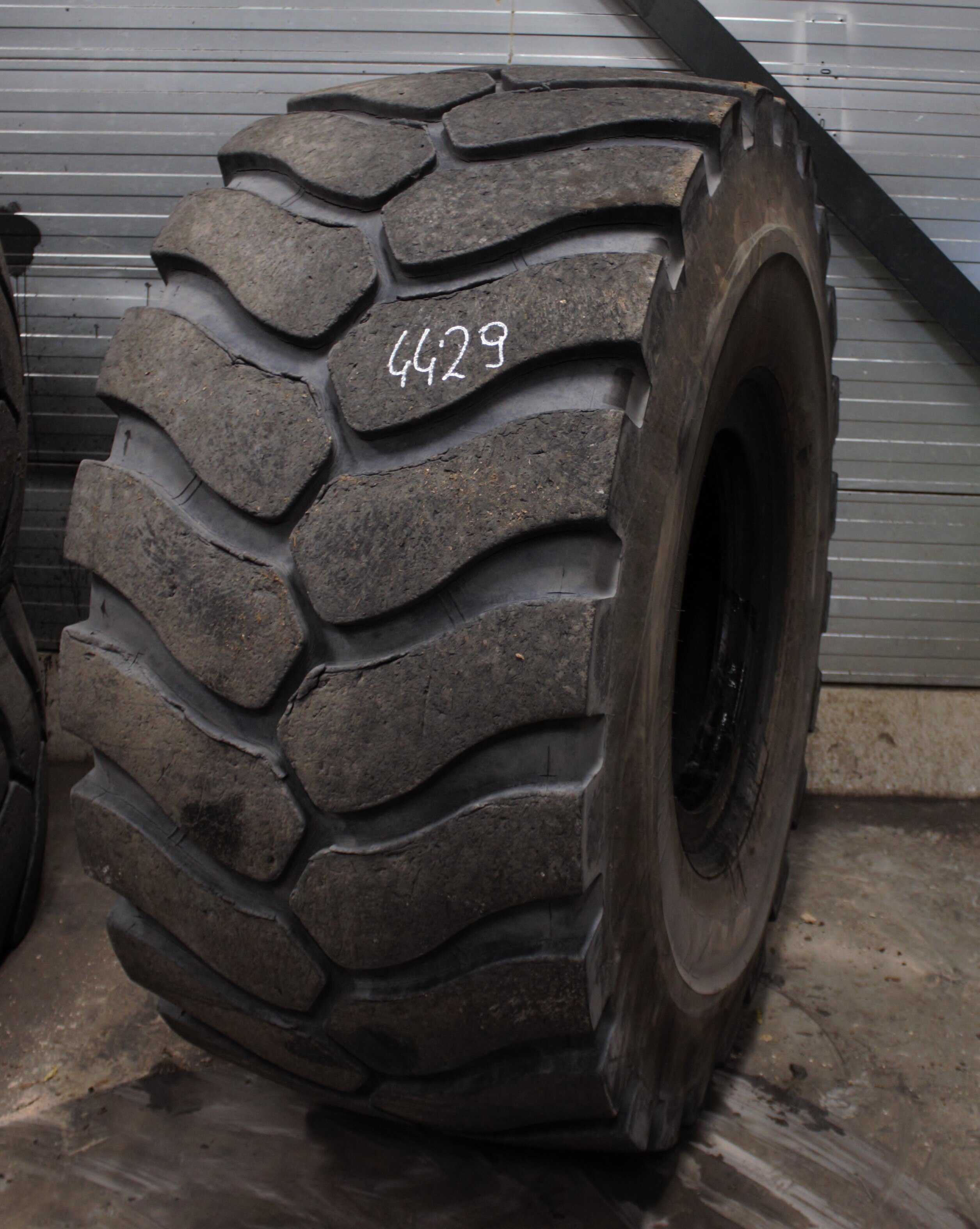 29.5R25 USED MICHELIN XLD D2 A * L-5 TL 28MM 29% NO REP 4429 | Heuver