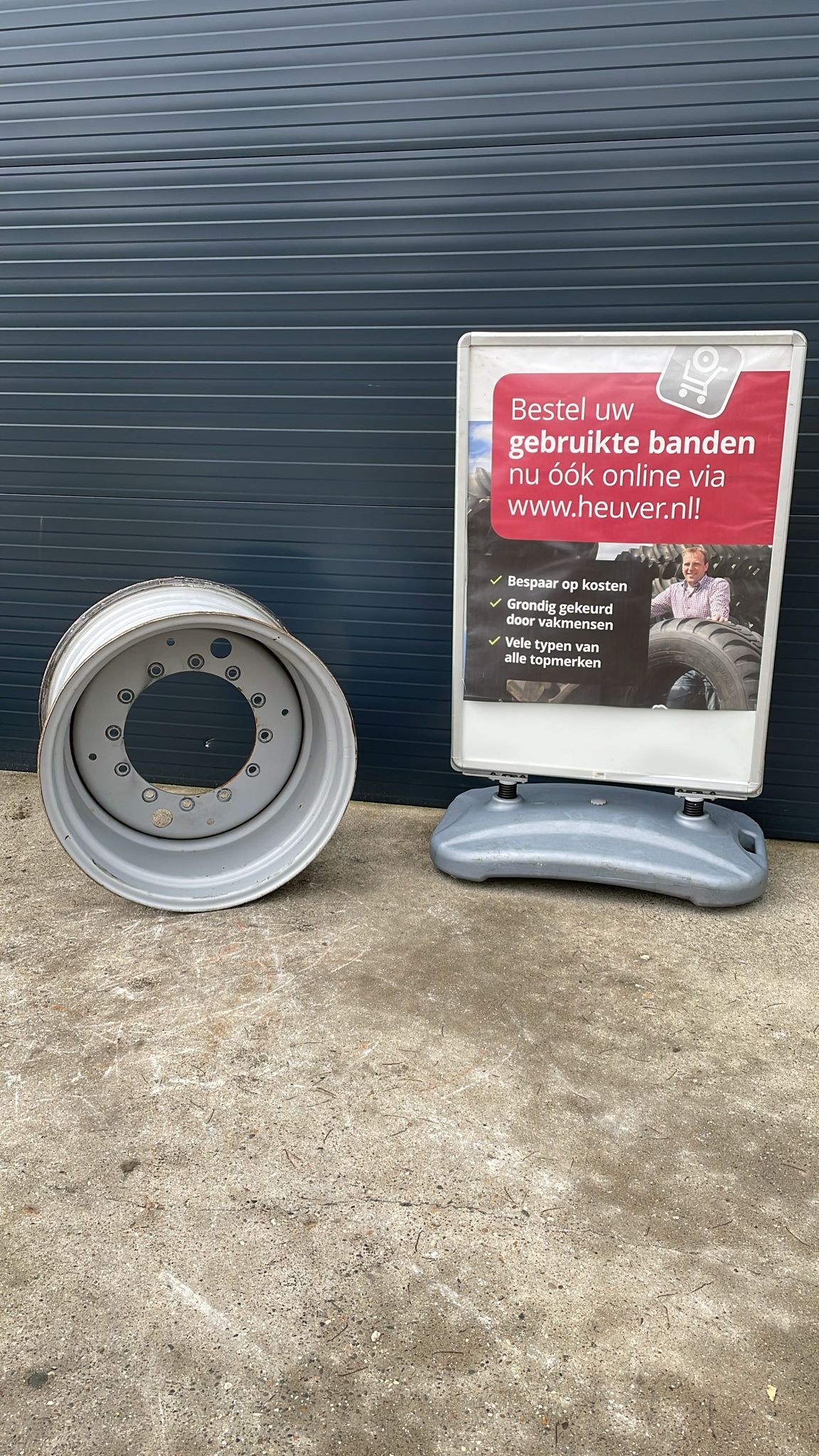 20.00-30 WHEEL USED MF GRAY 370-425-12 Ø24 ET-40 V8689 VAST 1 KANT ...