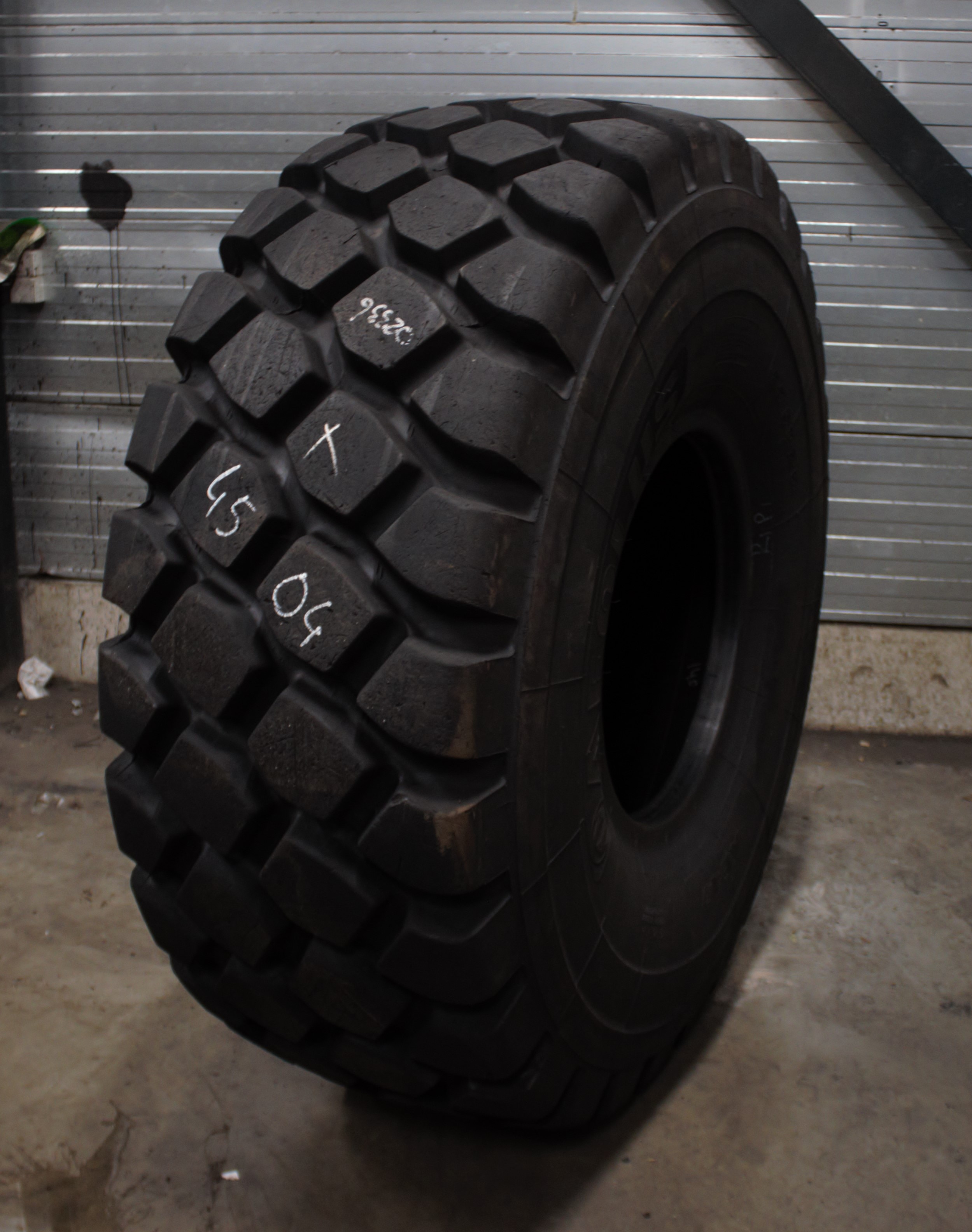 23.5R25 USED AEOLUS AE47 185B/201A2 ** E-4/L-4 TL 44MM 96% 1 REP 4504 | Heuver