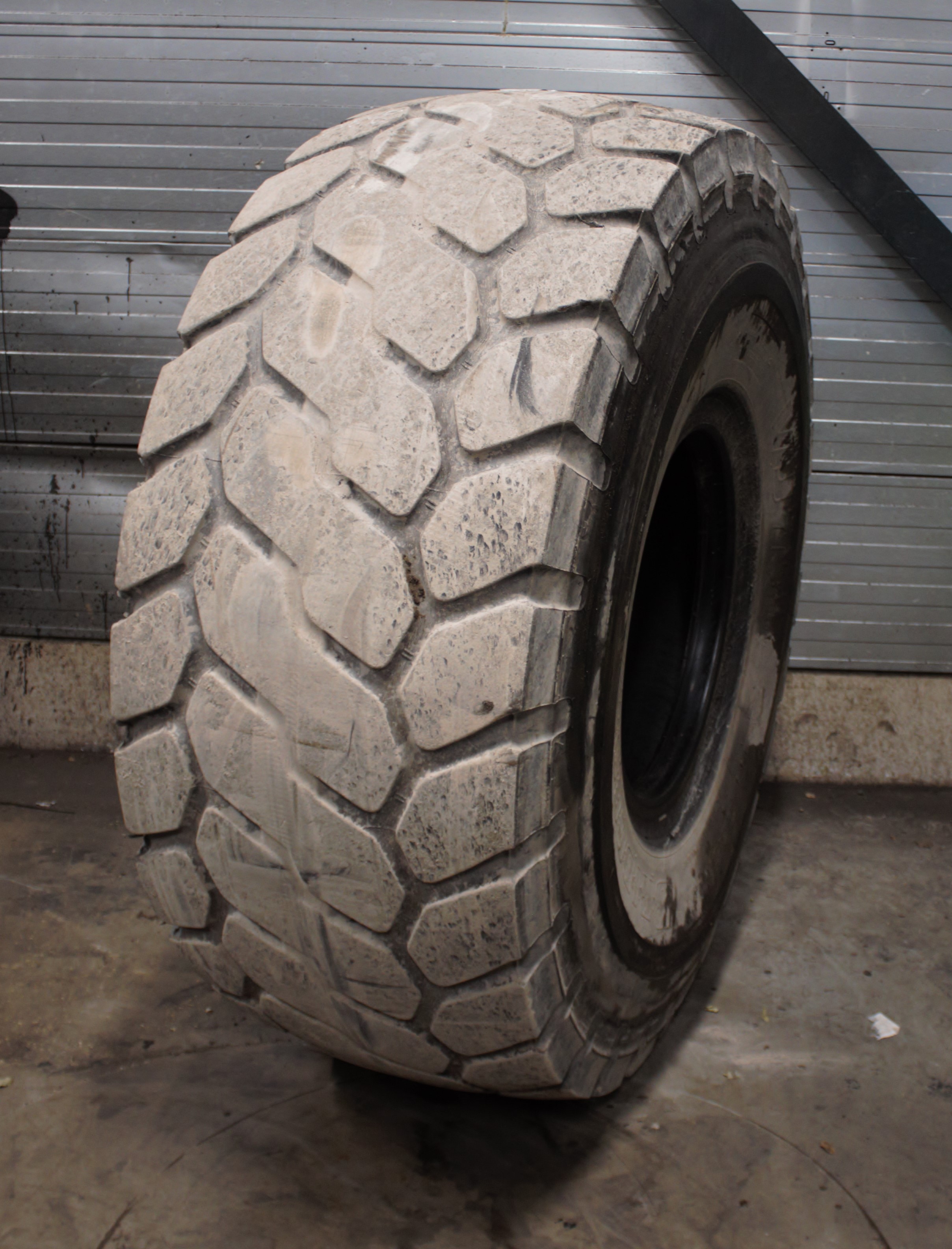 26.5R25 USED BRIDGESTONE VJT 202A2 * L-3 TL 12MM 32% NO REP 4544 | Heuver