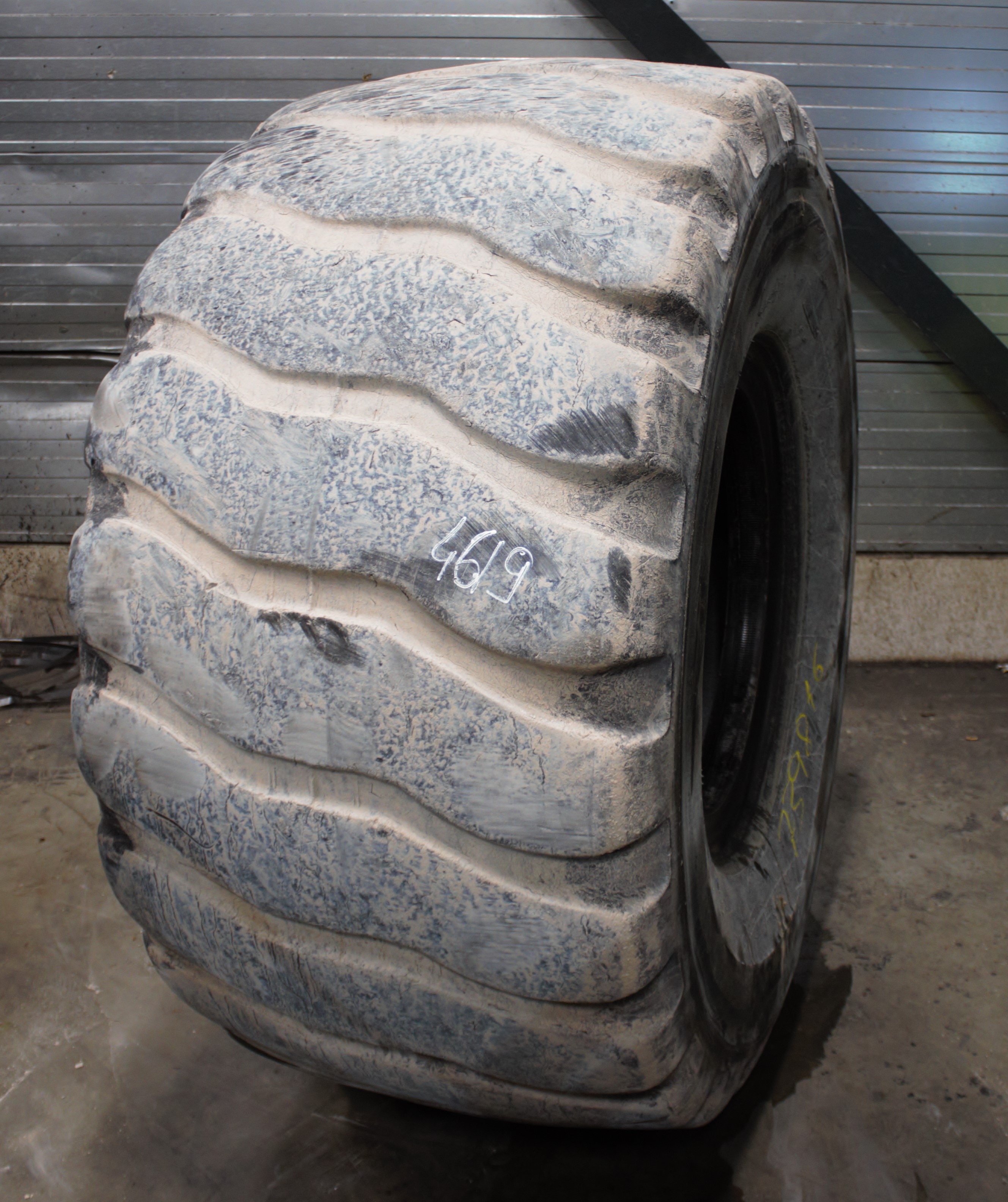 750/65R25 USED BRIDGESTONE VLT ** E-3/L-3 TL 12MM 28% NO REP 4619 | Heuver