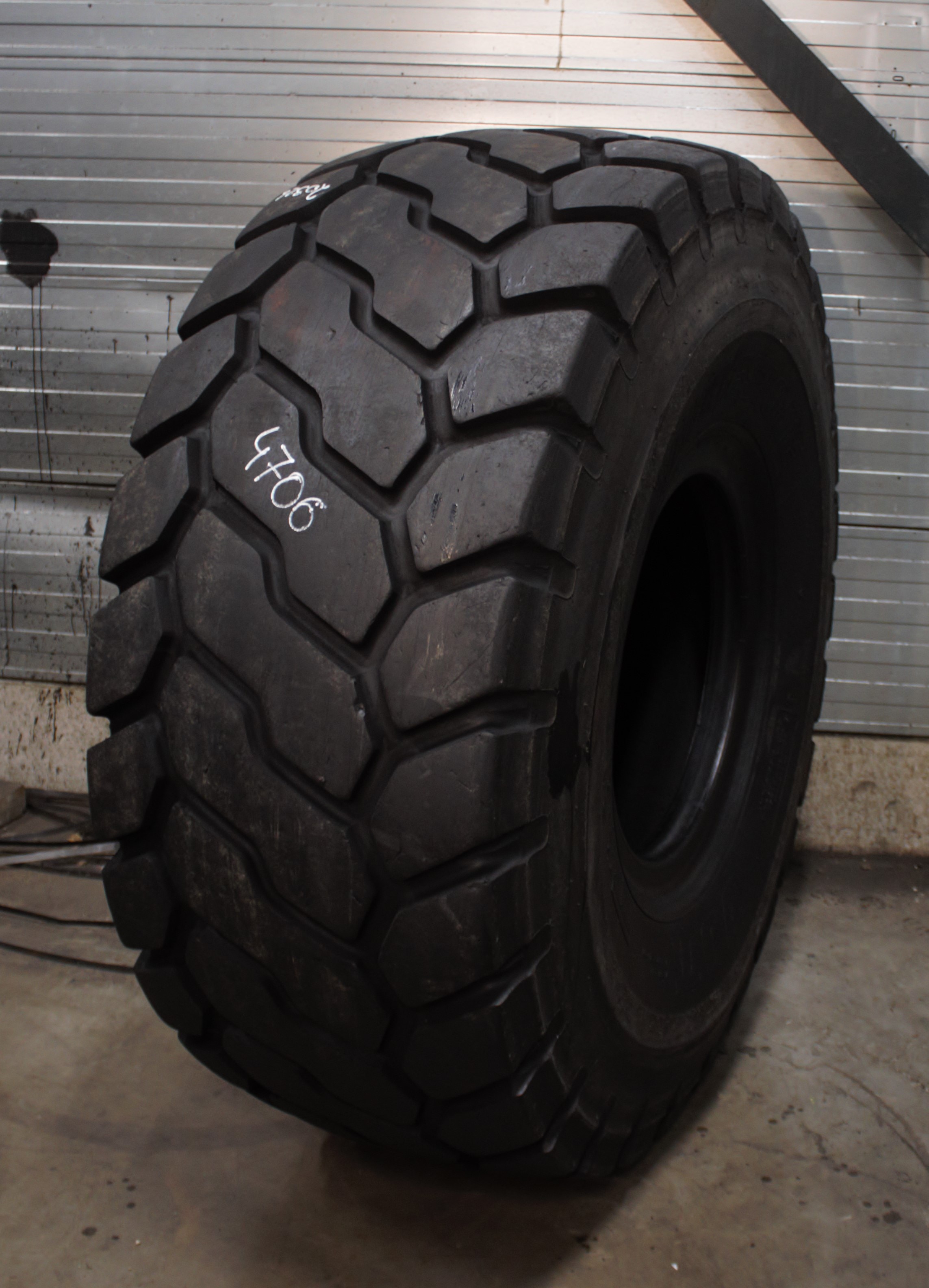 26.5R25 USED BRIDGESTONE VJT 202A2 * L-3 TL 24MM 63% REGROOVED 4706 | Heuver