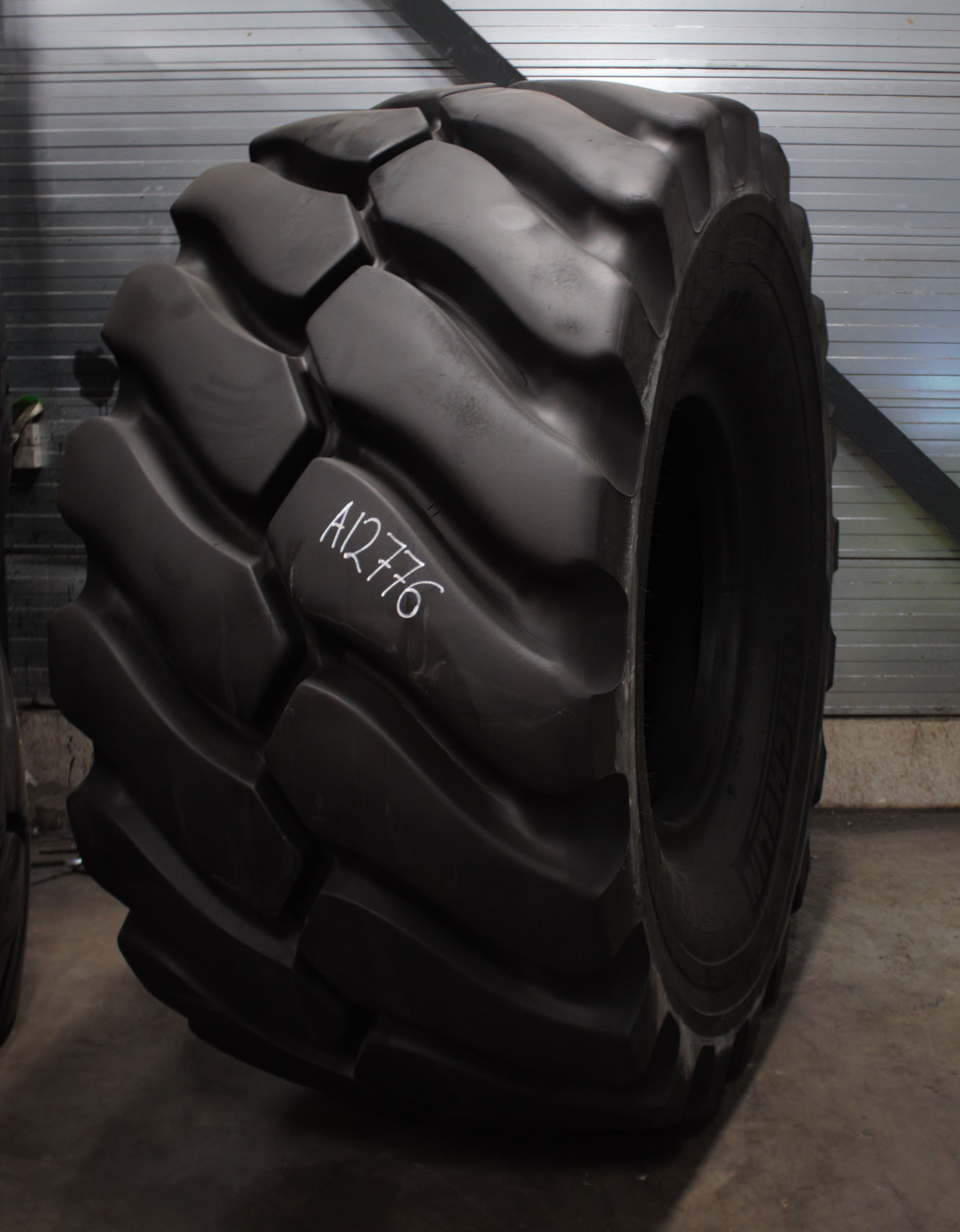 35/65R33 USED MICHELIN XTRA POWER L-5 TL 76MM 80% NO REP A12776 | Heuver