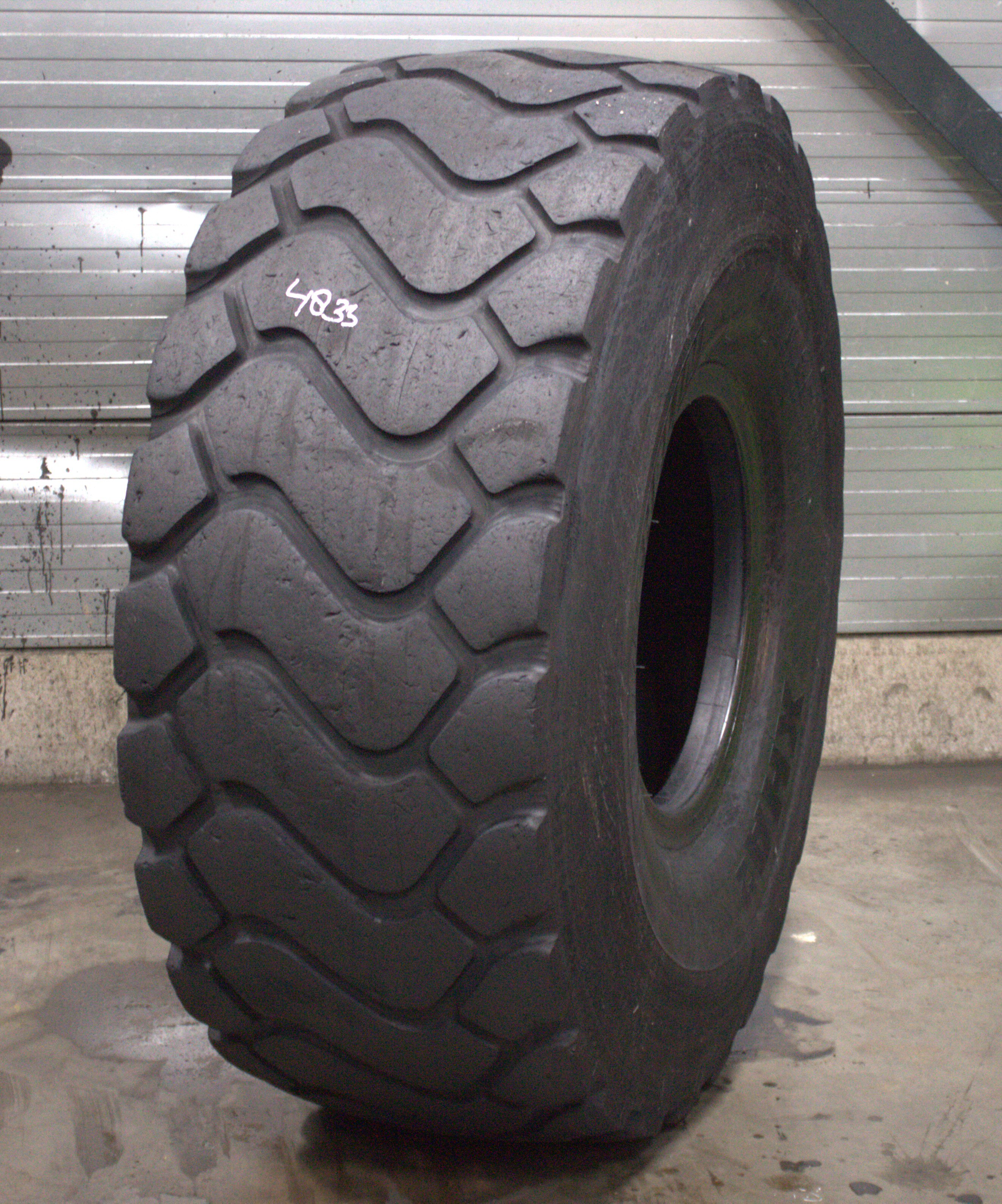 26.5R25 USED MICHELIN XHA * L-3 TL 16MM 39% REGROOVED 4833 | Heuver