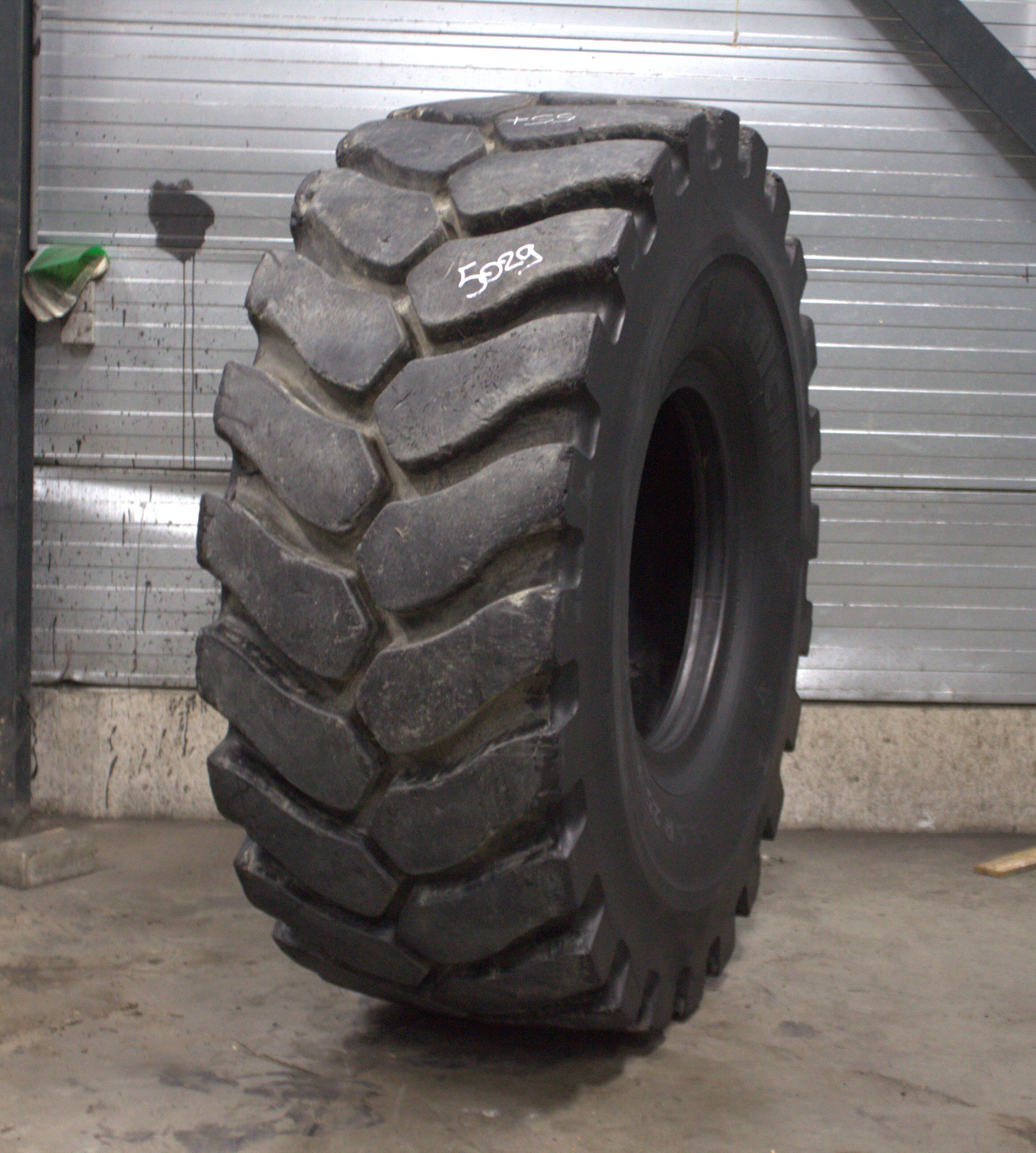 23.5R25 USED MICHELIN XLD D2 A A2 * L-5 TL 56MM 73% 4 REP + COSM REP ...